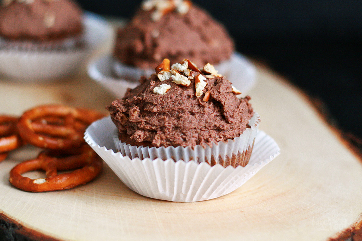 Pretzel Bottomed Banana Bread Cupcakes | Bake to the roots | Bake to ...