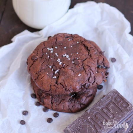 Nutella & Salted Caramel Stuffed Double Chocolate Chip Cookies | Bake to the roots