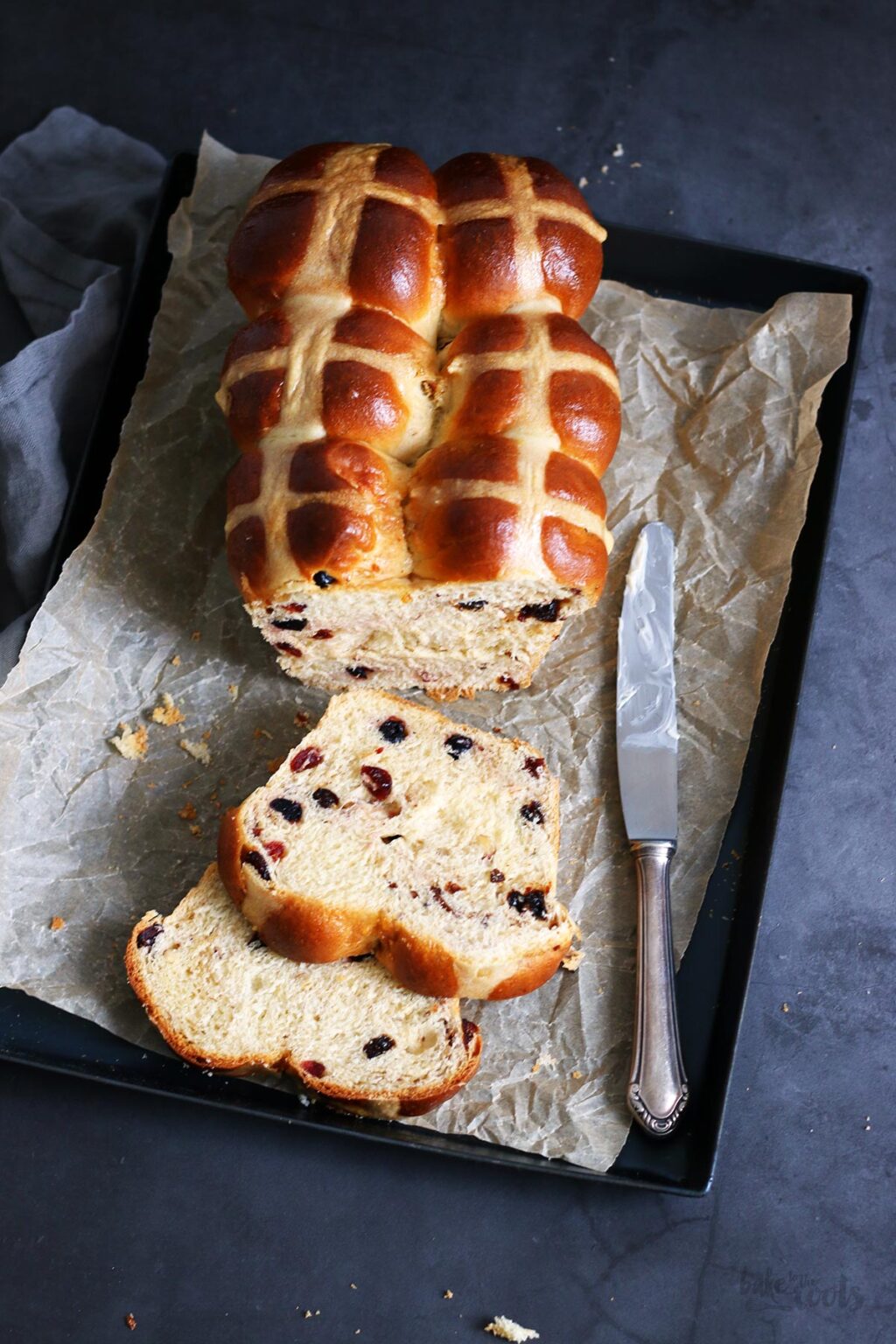 Hot Cross Bun Osterbrot | Bake to the roots