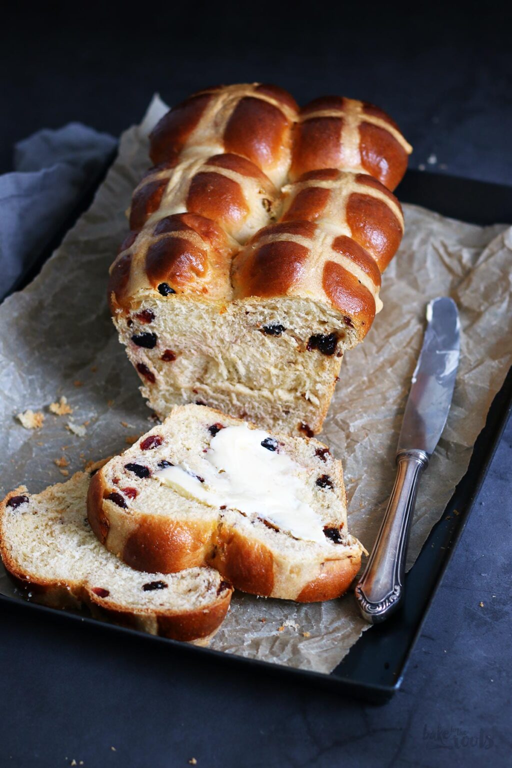 (Streusel) Hot Cross Bun Wreath | Bake to the roots