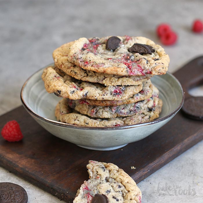 Raspberry Cookies 'n' Cream Cookies | Bake to the roots