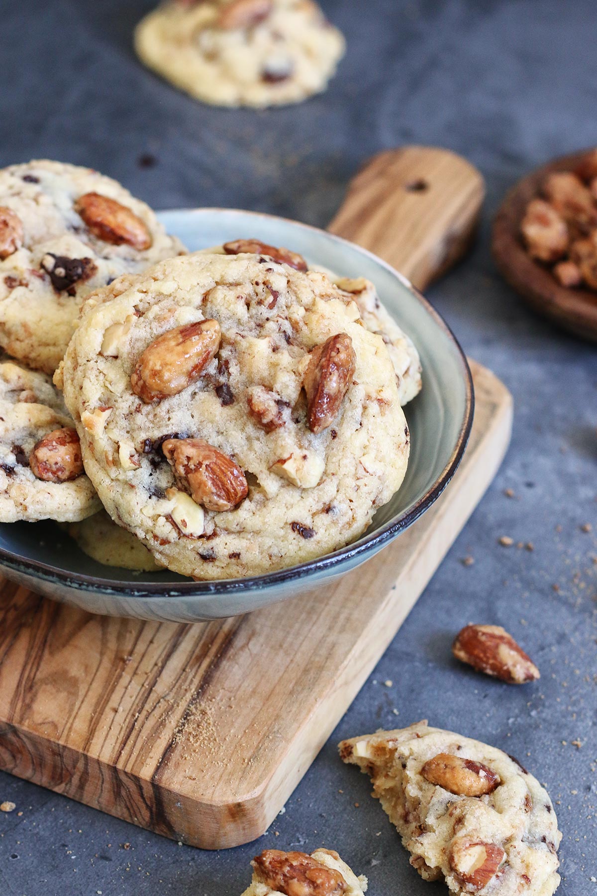 Gebrannte Mandeln Chocolate Chip Cookies | Bake to the roots | Bake to ...