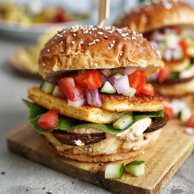Halloumi Burger mit Whipped Feta & Salsa | Bake to the roots