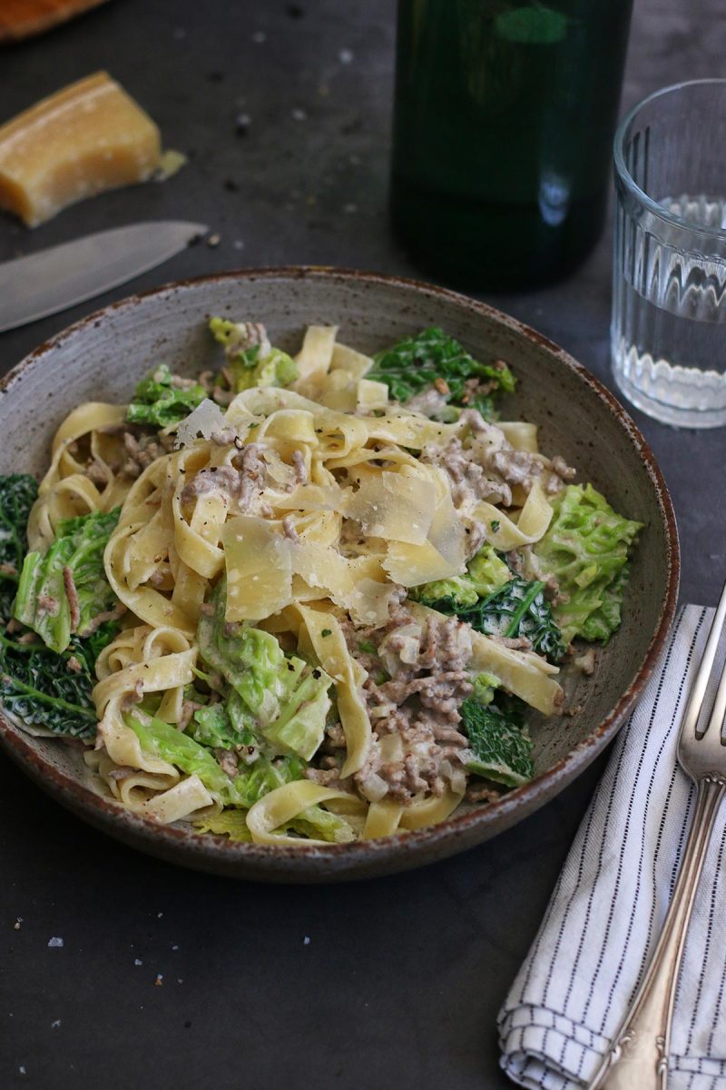 Tagliatelle mit Wirsing und Hackfleisch | Bake to the roots