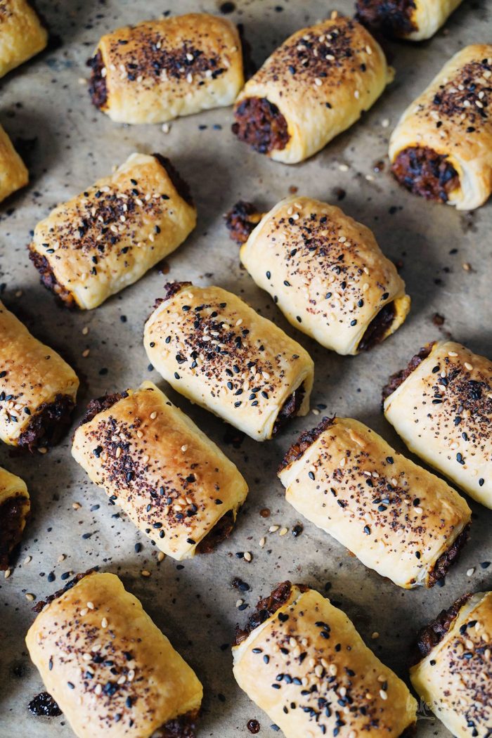 Easy Vegan »Sausage« Snack Rolls | Bake to the roots