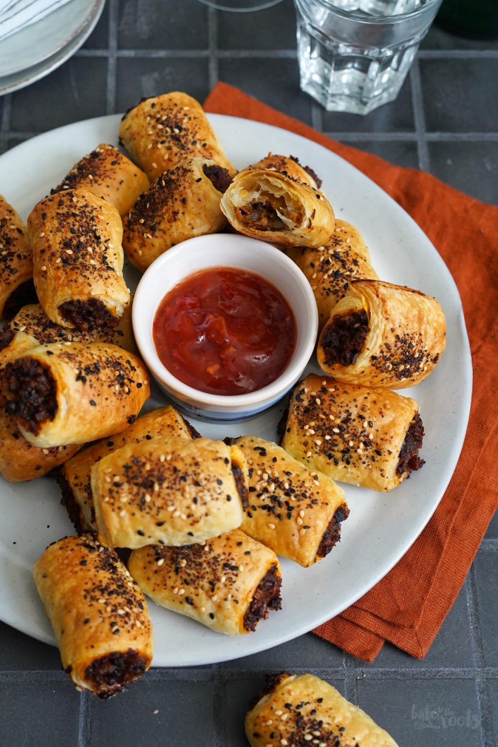 Easy Vegan »Sausage« Snack Rolls | Bake to the roots