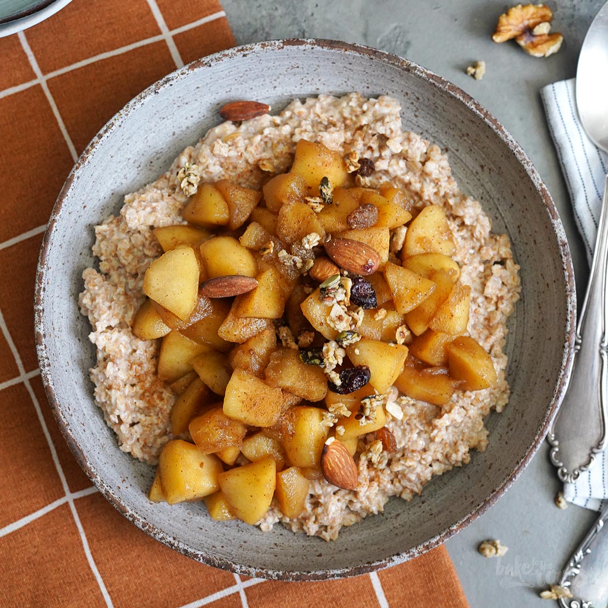 Apple Pie Porridge mit Granola | Bake to the roots