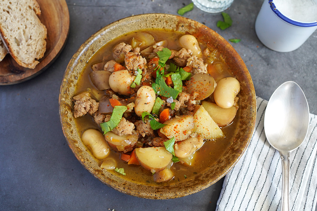 Eintopf mit Bratwürsten, Kartoffeln & weißen Jumbobohnen | Bake to the ...