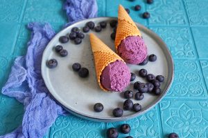 Einfaches Blaubeeren Hüttenkäse Eis | Bake to the roots
