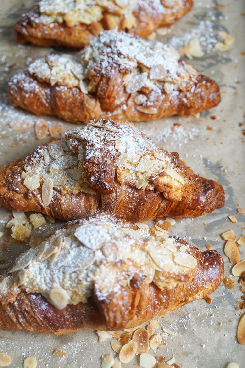 Einfache Mandel Frangipane Croissants | Bake to the roots