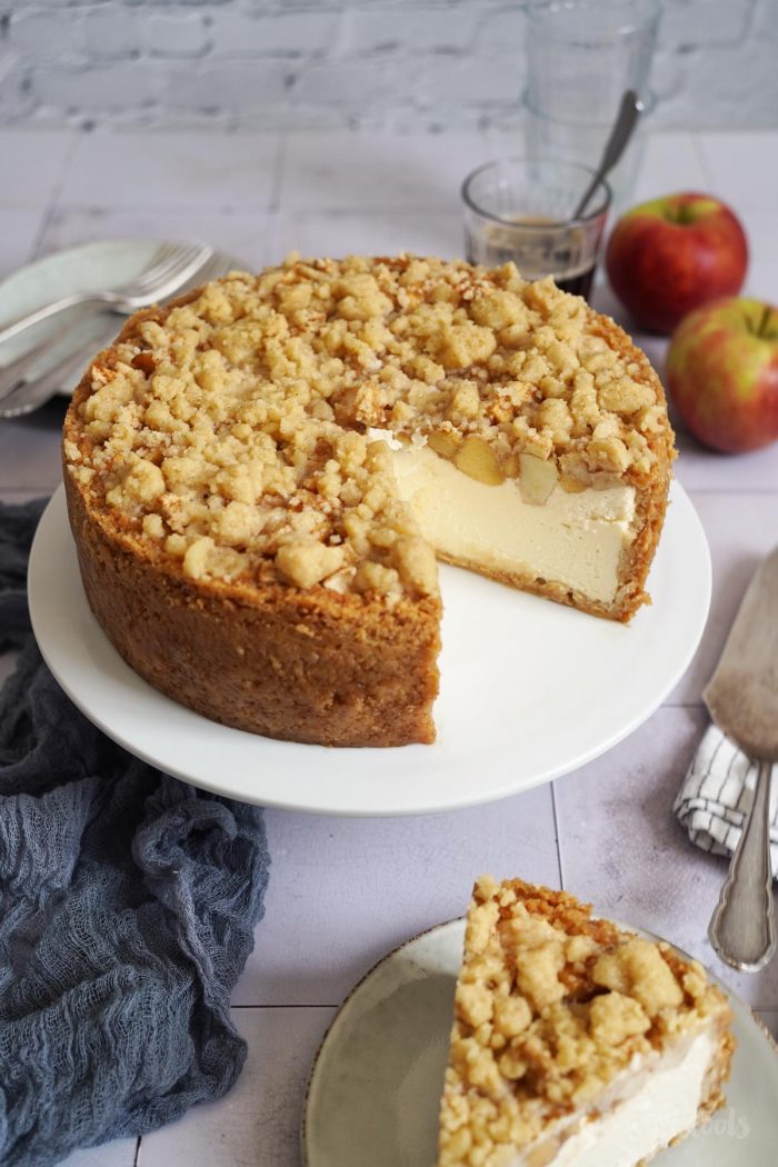 Apple Cheesecake mit Streuseln | Bake to the roots