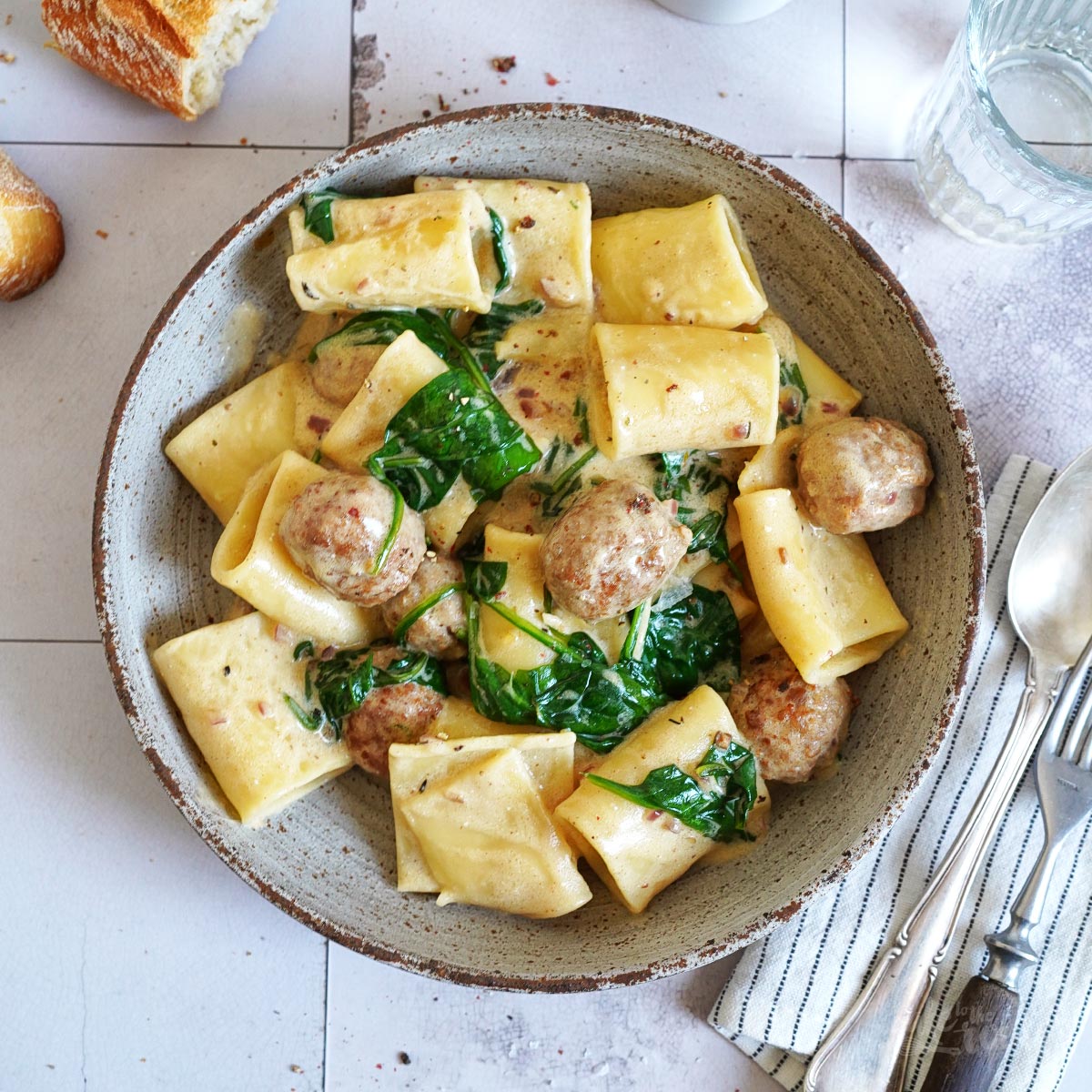 Pasta mit Fleischbällchen & Spinat | Bake to the roots | Bake to the roots