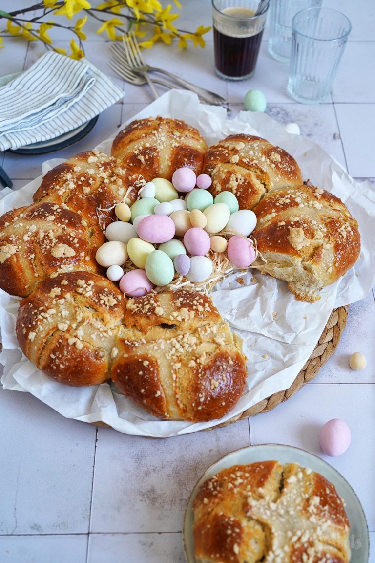 (Streusel) Hot Cross Bun Wreath | Bake to the roots