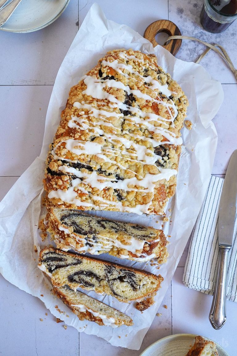 Einfacher Mohnstriezel mit Streuseln | Bake to the roots