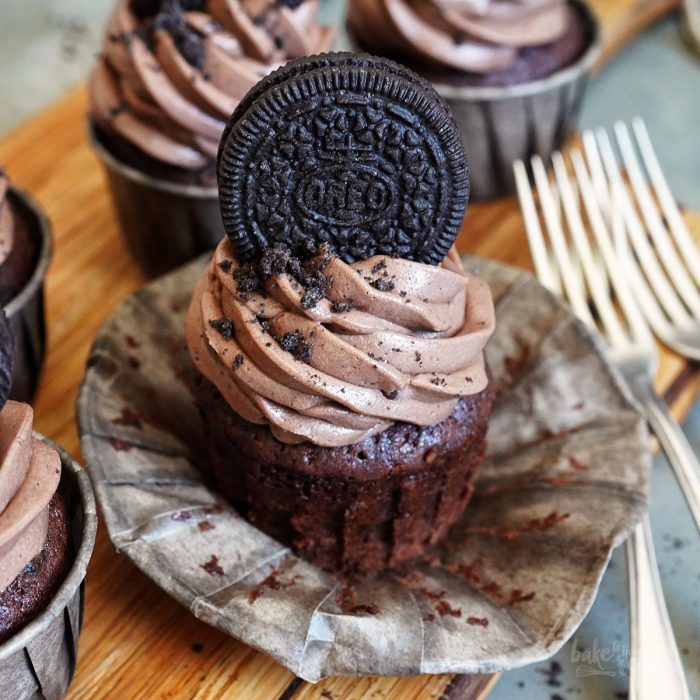 Easy Oreo Chocolate Cupcakes | Bake to the roots