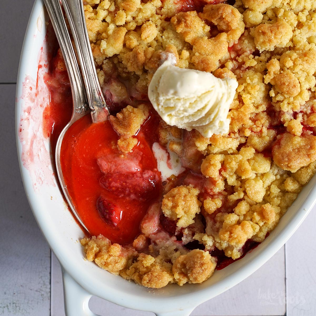 Easy Strawberry Crumble | Bake to the roots