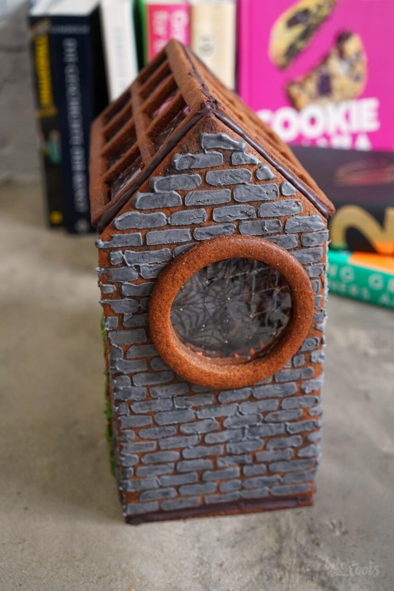 Wednesday Gingerbread Book Nook | Bake to the roots | Bake to the roots