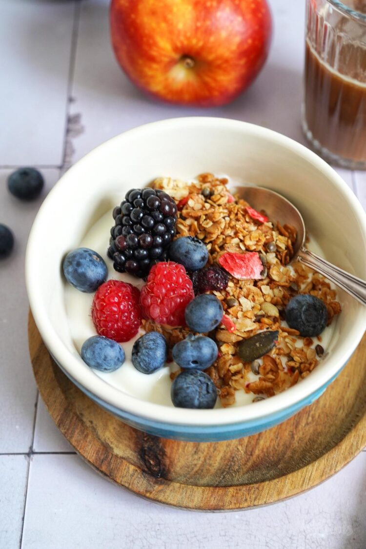 Homemade Maple Granola (aus dem Backofen) | Bake to the roots | Bake to ...